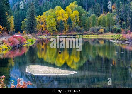 Autumn foliage along Wenatchee River, Leavenworth, Washington State ...