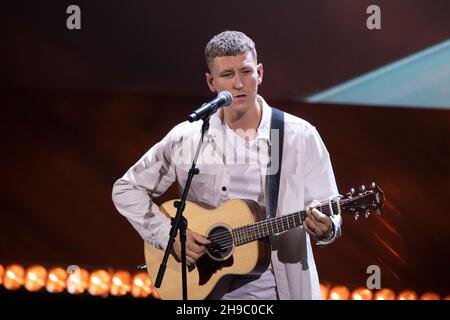 Duesseldorf, Deutschland. 03rd Dec, 2021. Joss STONE, singer, singing ...