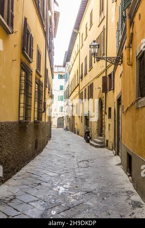 Narrow alley in the centre of Florence, Italy Stock Photo - Alamy