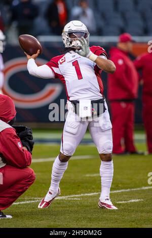 Arizona Cardinals' Kyler Murray warms up before an NFL football game ...