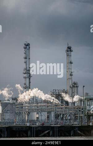 Storage tanks at Shell in Pernis in the port of Rotterdam in the ...