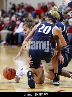 BLOOMINGTON, IN - DECEMBER 21: Indiana Hoosiers guard Lexus Bargesser ...