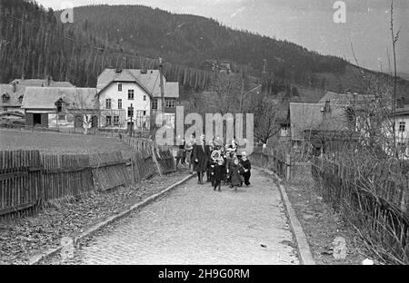 Karpacz, 1948-04. Dzieci z prewentorium na spacerze. msa PAP Dok³adny ...