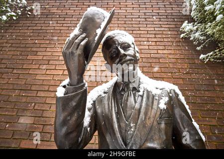 'Tipping the Denton Linney' statue. Jubilee Square, Denton, Tameside ...