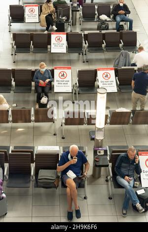 Views of travellers inside Heathrow Airport during the coronavirus ...