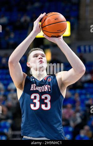 Belmont center Nick Muszynski (33) dunks against UCLA during the second ...