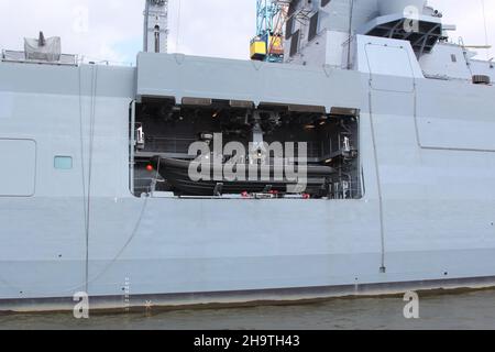 Hamburg Hafen - Fregatte F223 / Hamburg Harbour - Frigate F223 Stock ...