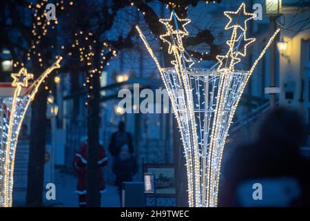Zinnowitz, Germany. 08th Dec, 2021. A red traffic light shines on the ...