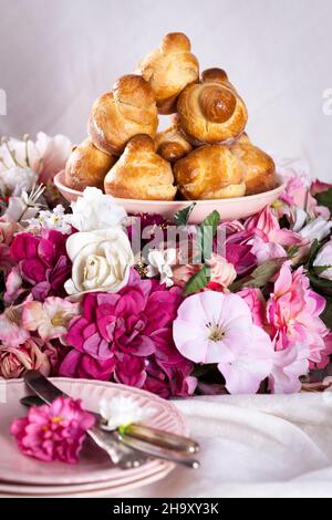 easter yeast wreath easter table decoration Stock Photo - Alamy
