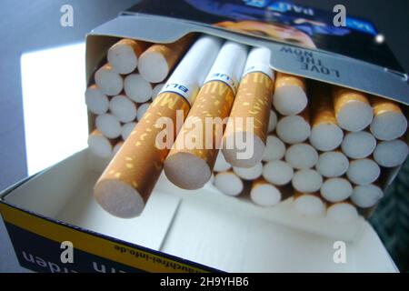 Munich, Deutschland. 09th Dec, 2021. Open full pack of cigarettes ...