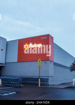 A non super center Walmart Store in Modesto California Stock Photo - Alamy