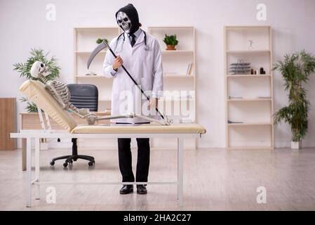 Reaper grim doctor examining skeleton patient in the clinic Stock Photo ...