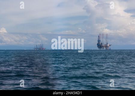 Offshore oil rigs in Brunei Stock Photo - Alamy