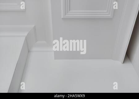 Detail of corner ceiling and walls with intricate crown moulding Stock ...