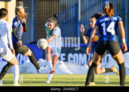 Kamila Dubcova of U.S. Sassuolo Calcio and Lucia Guglielmo of AS Roma ...