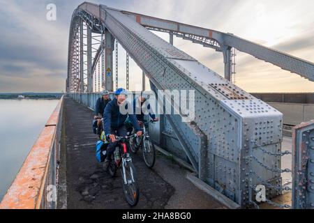 Vordingborg: old Storstroem bridge, strait Storstroemmen, cyclists, in ...