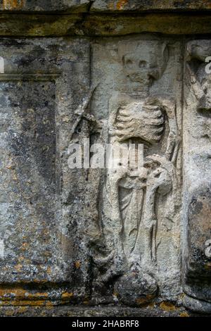 SKULL AND BONE, GRAVESTONE, GRAVE MONUMENT, ATHELSTANEFORD, SCOTLAND ...