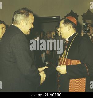 Warszawa 02.1983. Prymas Polski arcybiskup Józef Glemp otrzyma³ godnoœæ ...