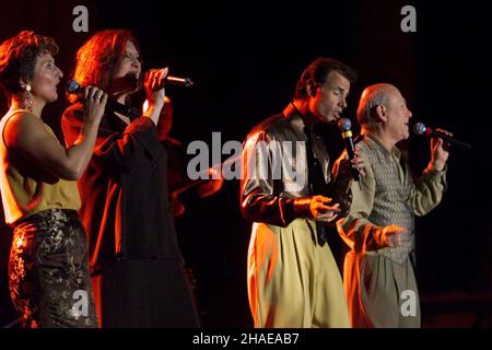 MANHATTAN TRANSFER US vocal group about 1974. From left: Cheryl Bentyne ...