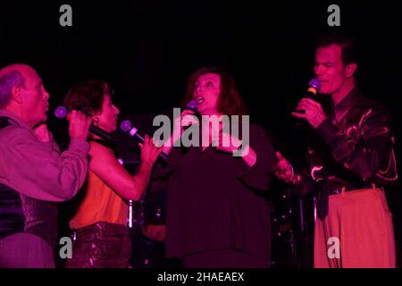 MANHATTAN TRANSFER US vocal group about 1974. From left: Cheryl Bentyne ...