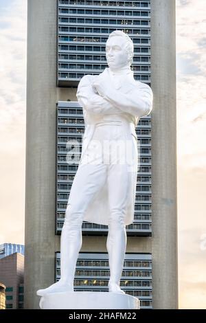 Statue of Sir Stamford Raffles along Singapore River Stock Photo - Alamy