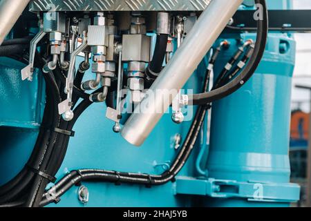 Hydrostatic crane engine.The control system of the crane engine.Lifting ...