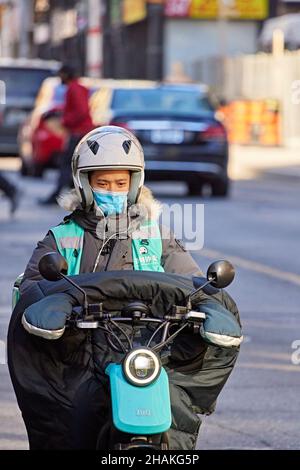 Cyclists and food delivery people Stock Photo - Alamy