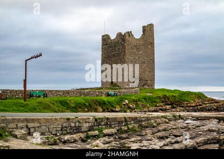 Rossle castle at Easky pier in County Sligo - Republic of Ireland Stock ...