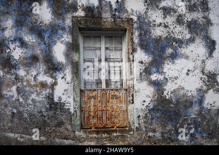 Exterior of old weathered window in a rustic log cabin Stock Photo - Alamy