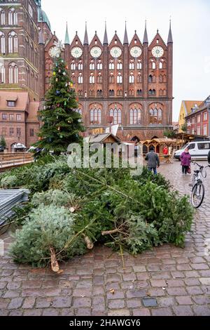Stralsund, Germany. 15th Dec, 2021. Slippers are waiting for customers ...