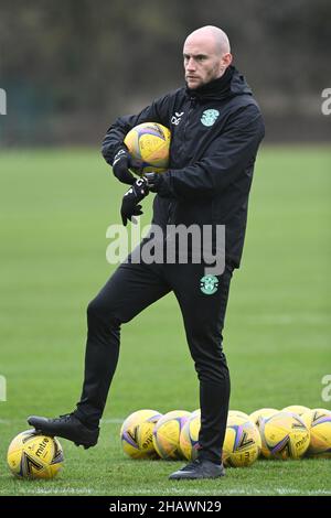 Hibernian manager David Gray (centre) celebrates winning the UEFA ...