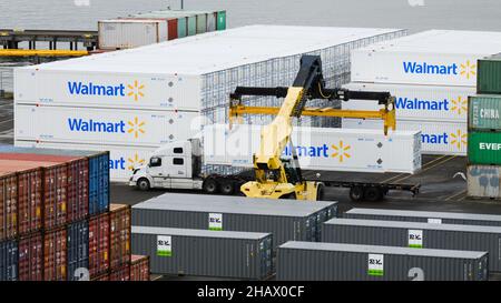 Everett, WA, USA - December 14, 2021; Truck pulling a white 53 foot ...