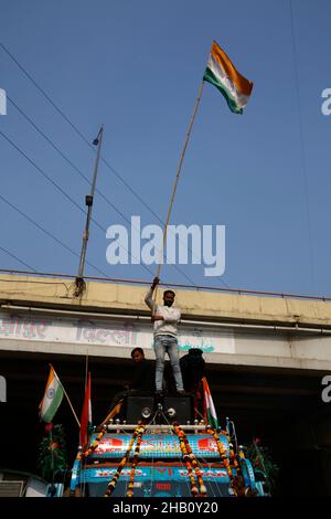 Ghazipur, Delhi, India. 15th Dec, 2021. Farmers finally getting leaving ...
