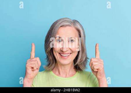 Photo of mature cheerful female promote you good quality product point ...