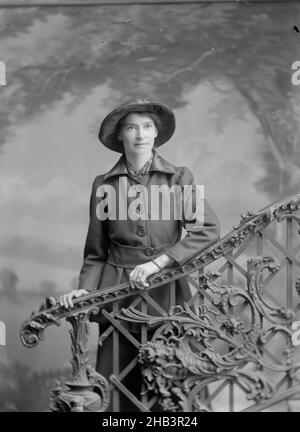 Miss Fuller 6 PC, circa 1920, Wellington, by Berry & Co Stock Photo - Alamy