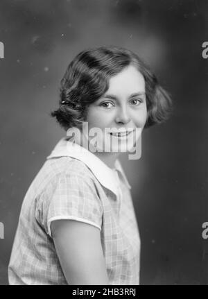 Miss Williams 6x8 coupon, circa 1920, Wellington, by Berry & Co Stock ...