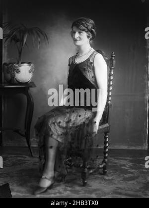 Mrs Fuller Extra 6x8, circa 1920, Wellington, by Berry & Co Stock Photo ...