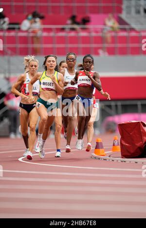 Girls competing in the 800 meters of the 2020 Tokyo Olympics Stock ...