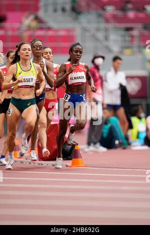 Girls competing in the 800 meters of the 2020 Tokyo Olympics Stock ...