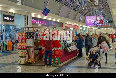 CLYDEBANK SHOPPING CENTRE AT CHRISTMAS Stock Photo - Alamy