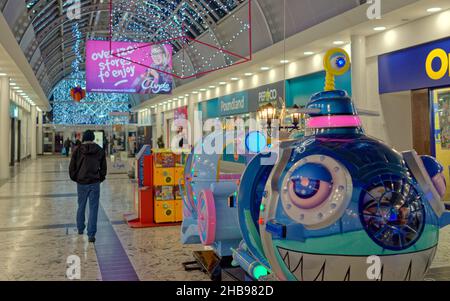 CLYDEBANK SHOPPING CENTRE AT CHRISTMAS Stock Photo - Alamy