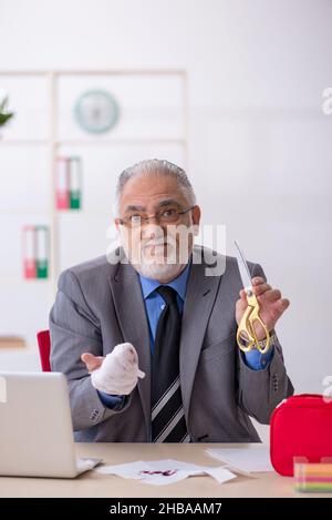 Old businessman employee cutting his hand at workplace Stock Photo - Alamy