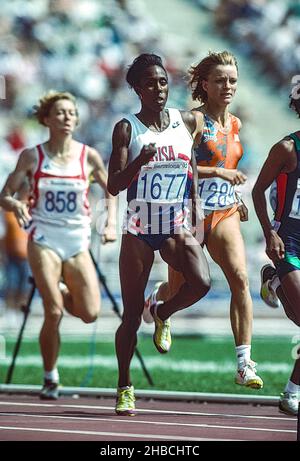 Joetta Clark (USA) competing in the women's 800m at the 1992 Olympic ...