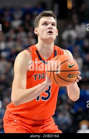 Auburn forward Walker Kessler (13) shoots over Vanderbilt center Liam ...