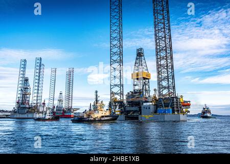 Oil Platform being towed out to sea by tugs Stock Photo - Alamy