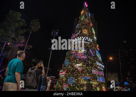 People take photos with lit Christmas decorations in New Taipei City ...