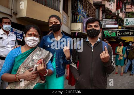 Kolkata, India. 19th Dec, 2021. A vendor arranges Christmas decorations ...
