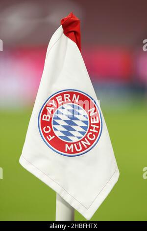 Corner flag with the logo of FC FC Bayern Munich, behind it a banner ...