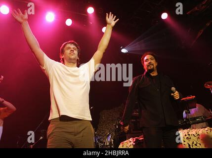 Nick Bracegirdle, known as Chicane performs with Tom Jones Stock Photo ...