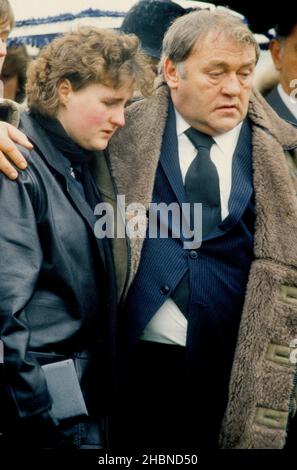 Comedian Les Dawson and Tracey Roper wedding 1989 Stock Photo - Alamy